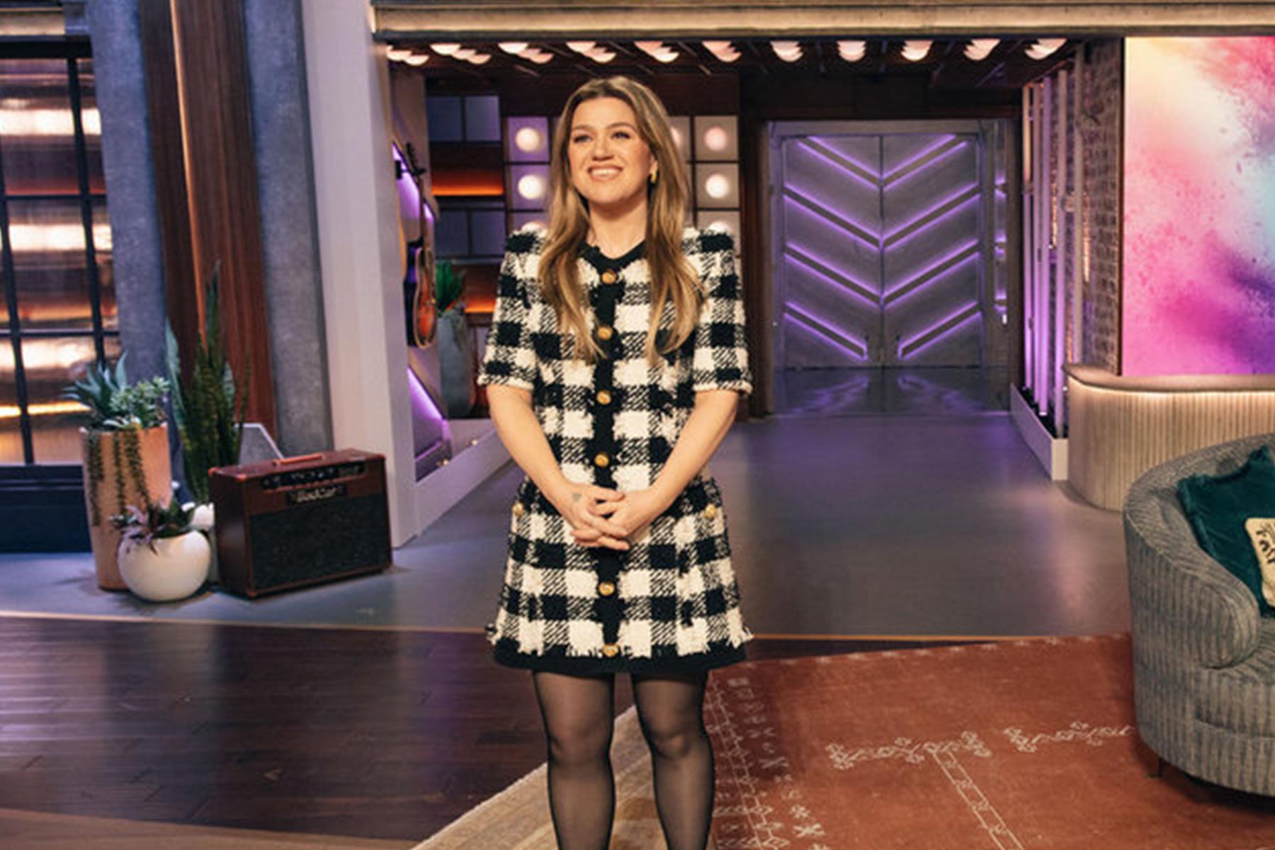 Kelly Clarkson is Absent as Guest Hosts Takes Over Talk Show - AfterBuzz TV